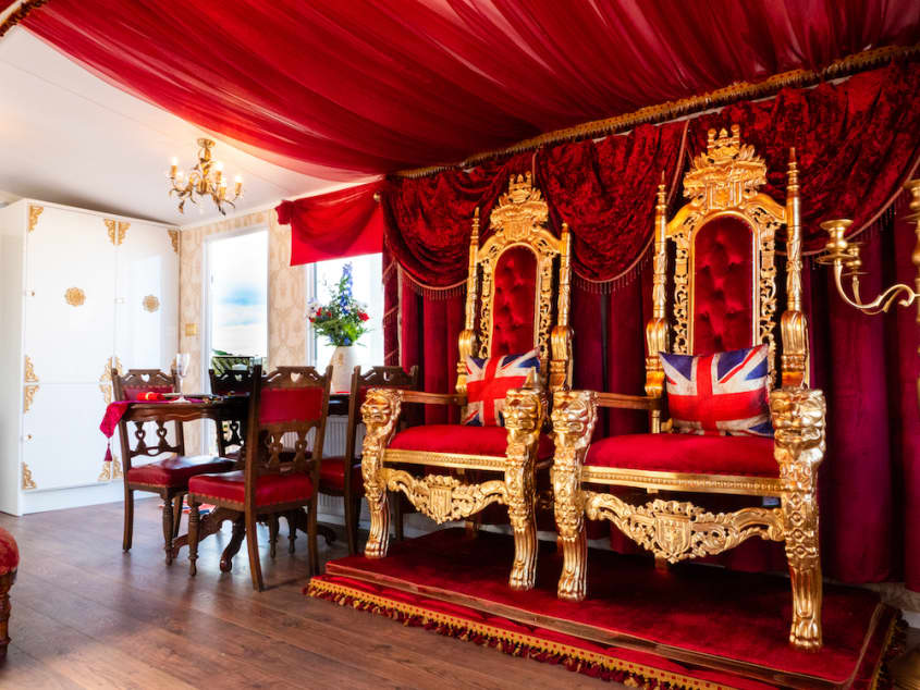 Parkdean Resorts Has a Buckingham Palace-Themed Mobile Home | Apartment ...