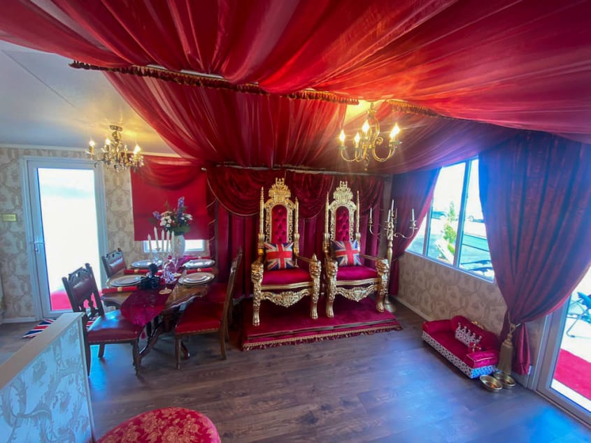 Parkdean Resorts Has a Buckingham Palace-Themed Mobile Home | Apartment ...