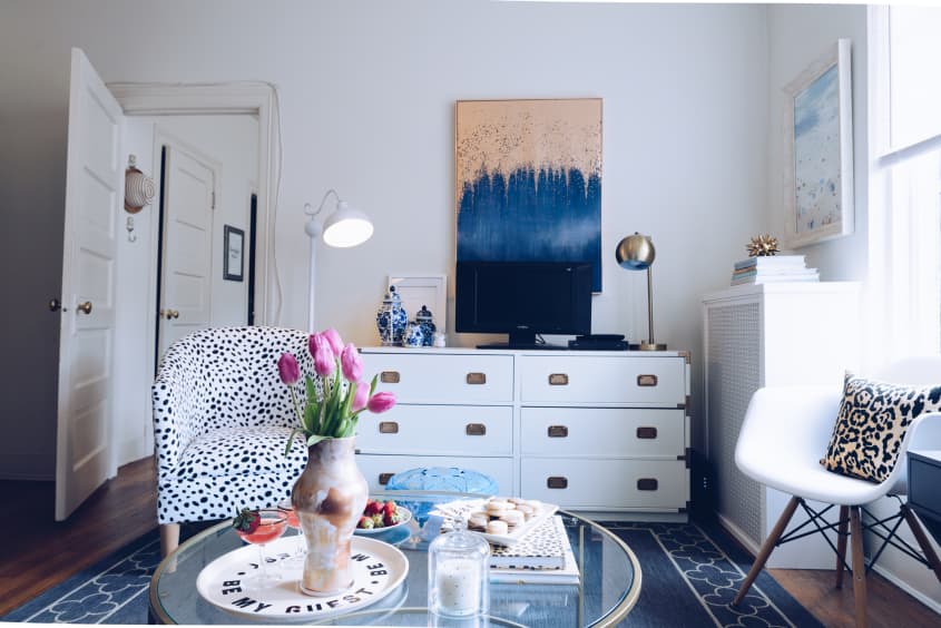 A 20-Something Fills Her DC Apartment With Craigslist Finds | Apartment ...