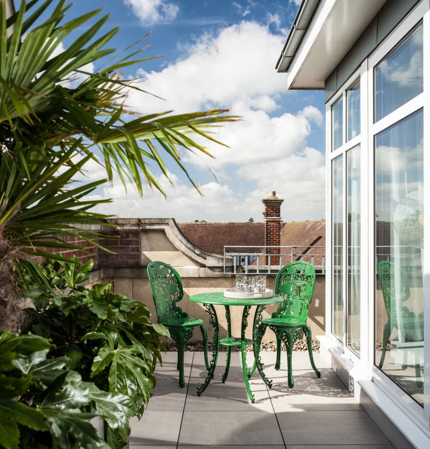 Professionals Design a A "Calm and Elegant" Weekend Retreat in Norwich ...