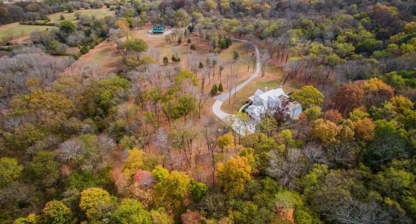 Miley Cyrus Buys a Modern Farmhouse in Her Tennessee Hometown ...