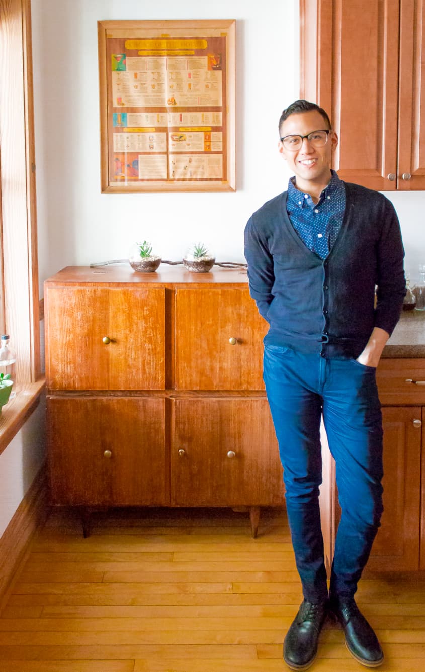 Eclectic Travelers Share Their Life and Apartment in Chicago ...