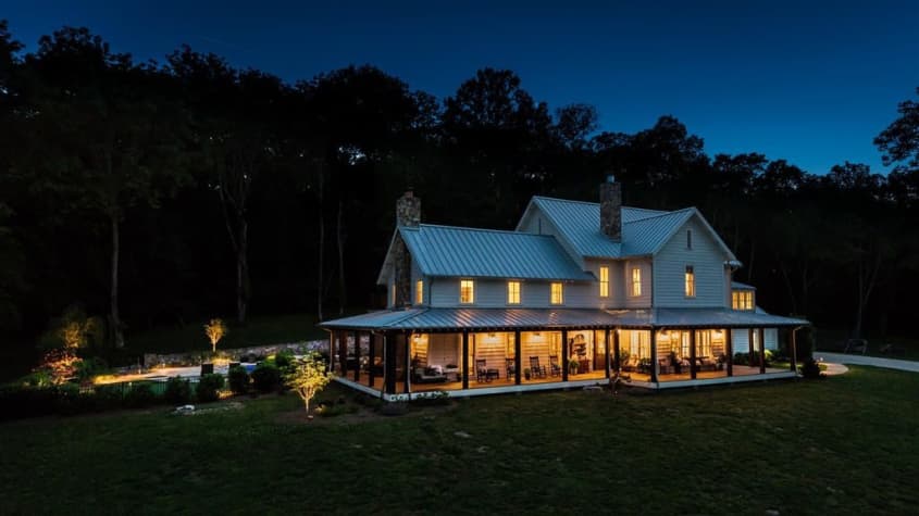 Miley Cyrus Buys a Modern Farmhouse in Her Tennessee Hometown ...