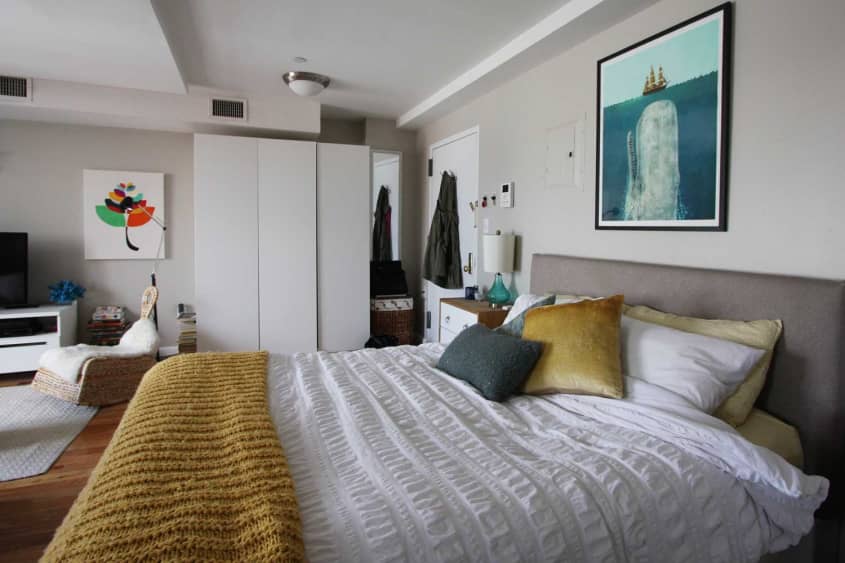 Kay’s Colorful Downtown Studio | Apartment Therapy