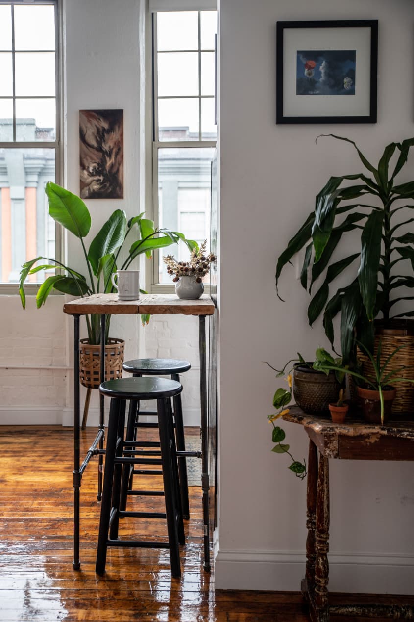 A Beautiful 600-Square-Foot Studio Was Furnished on a Small Budget ...