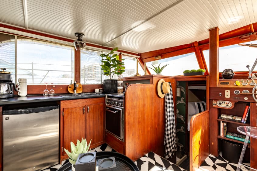 350-Square-Foot Modern Cozy Houseboat | Apartment Therapy