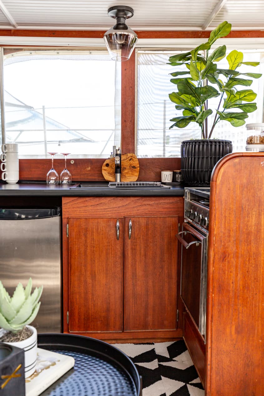 350-Square-Foot Modern Cozy Houseboat | Apartment Therapy