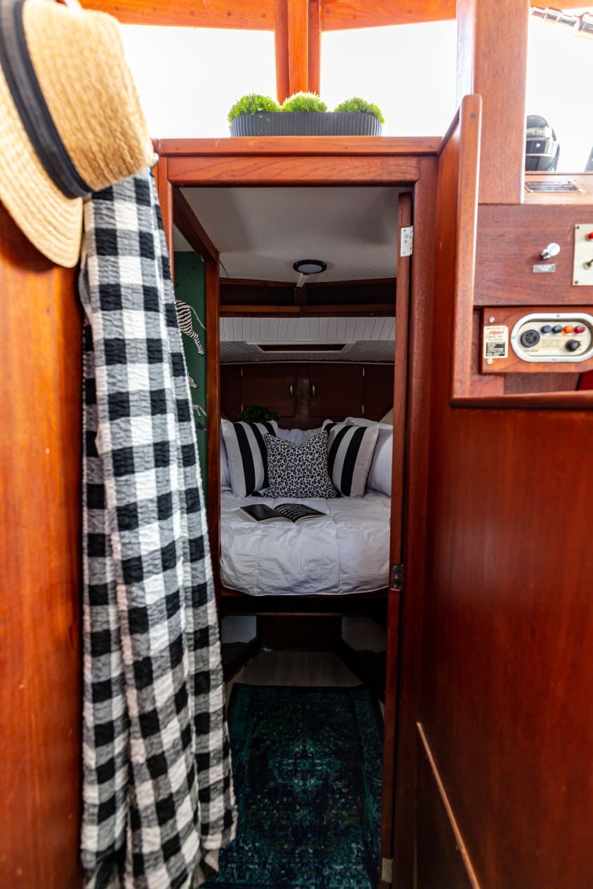 350-Square-Foot Modern Cozy Houseboat | Apartment Therapy