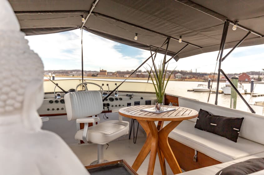 350-Square-Foot Modern Cozy Houseboat | Apartment Therapy