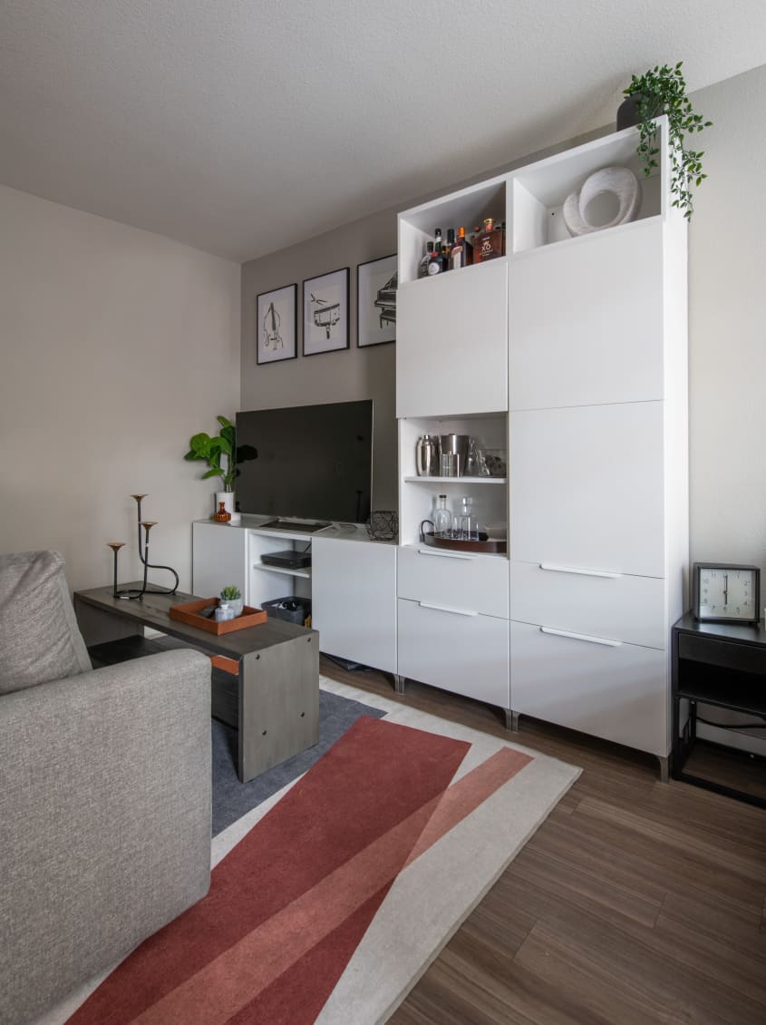 400-Square-Foot Studio Smart Layout and Vertical Storage | Apartment ...