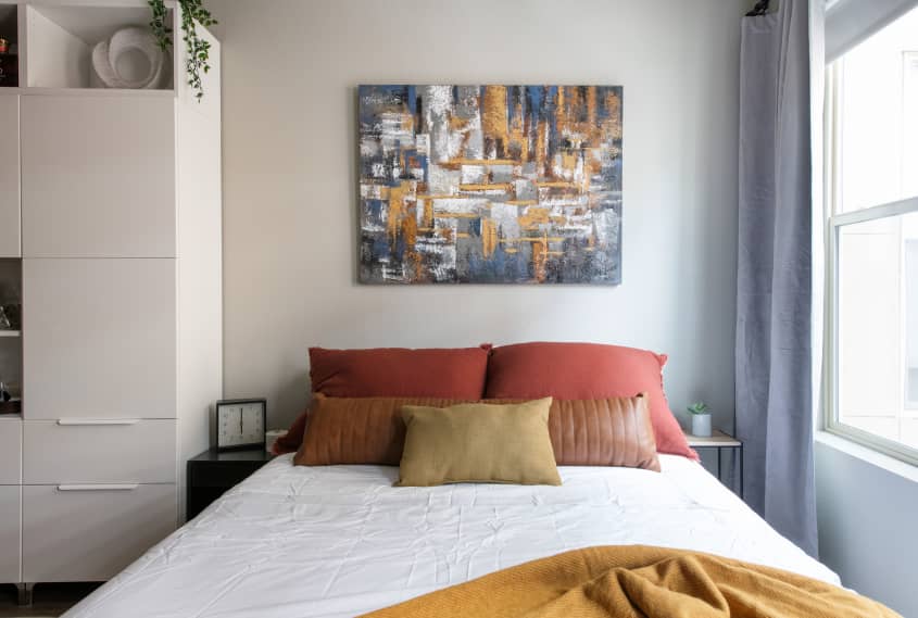 400-Square-Foot Studio Smart Layout and Vertical Storage | Apartment ...