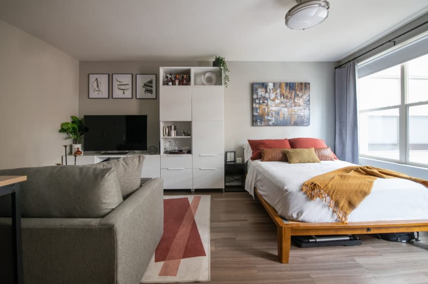 400-Square-Foot Studio Smart Layout and Vertical Storage | Apartment ...