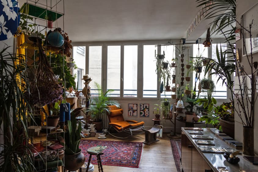 A Dreamy Paris Rental Apartment Is the Chic Embodiment of 'Clutter Core ...