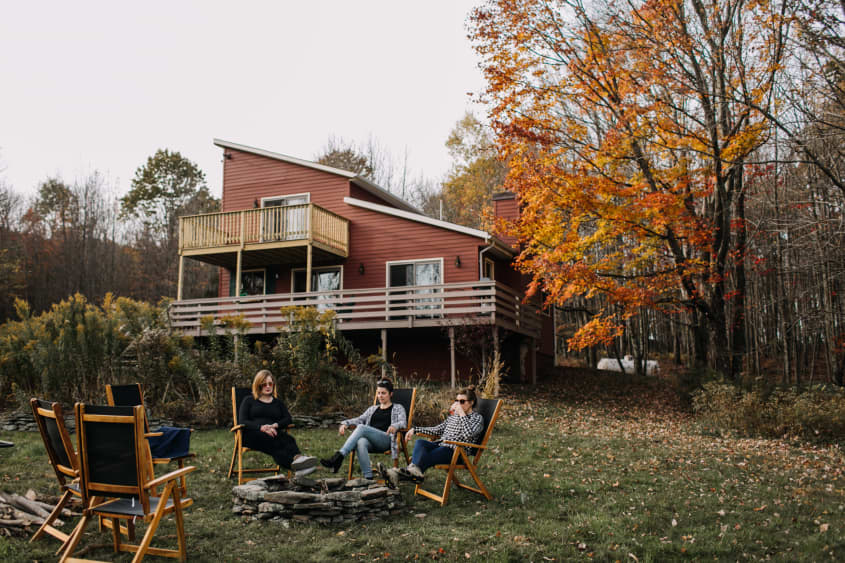 House Tour: A Cozy Mountain Cabin in the Catskills | Apartment Therapy