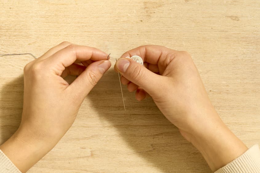 This Method for Threading a Needle Works Like “Magic” | Apartment Therapy