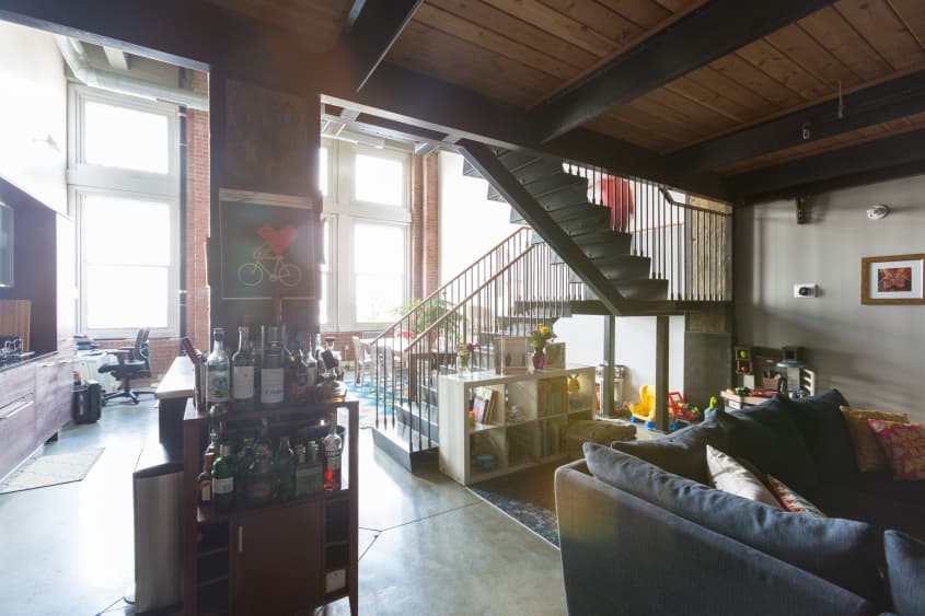 This Warmly Industrial Loft Is Full of Renter-Friendly Ideas ...