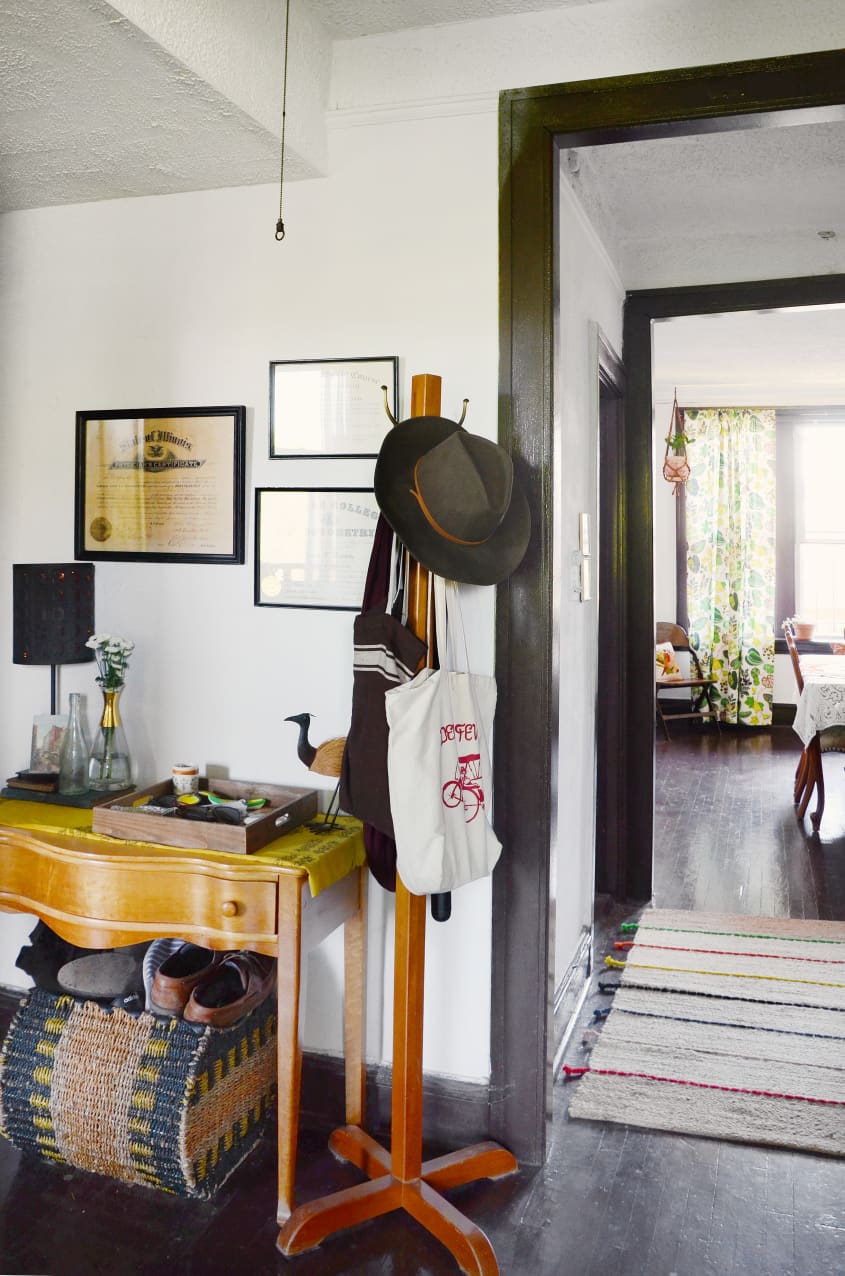 House Tour: A Kitschy, Comfy Chicago Apartment | Apartment Therapy