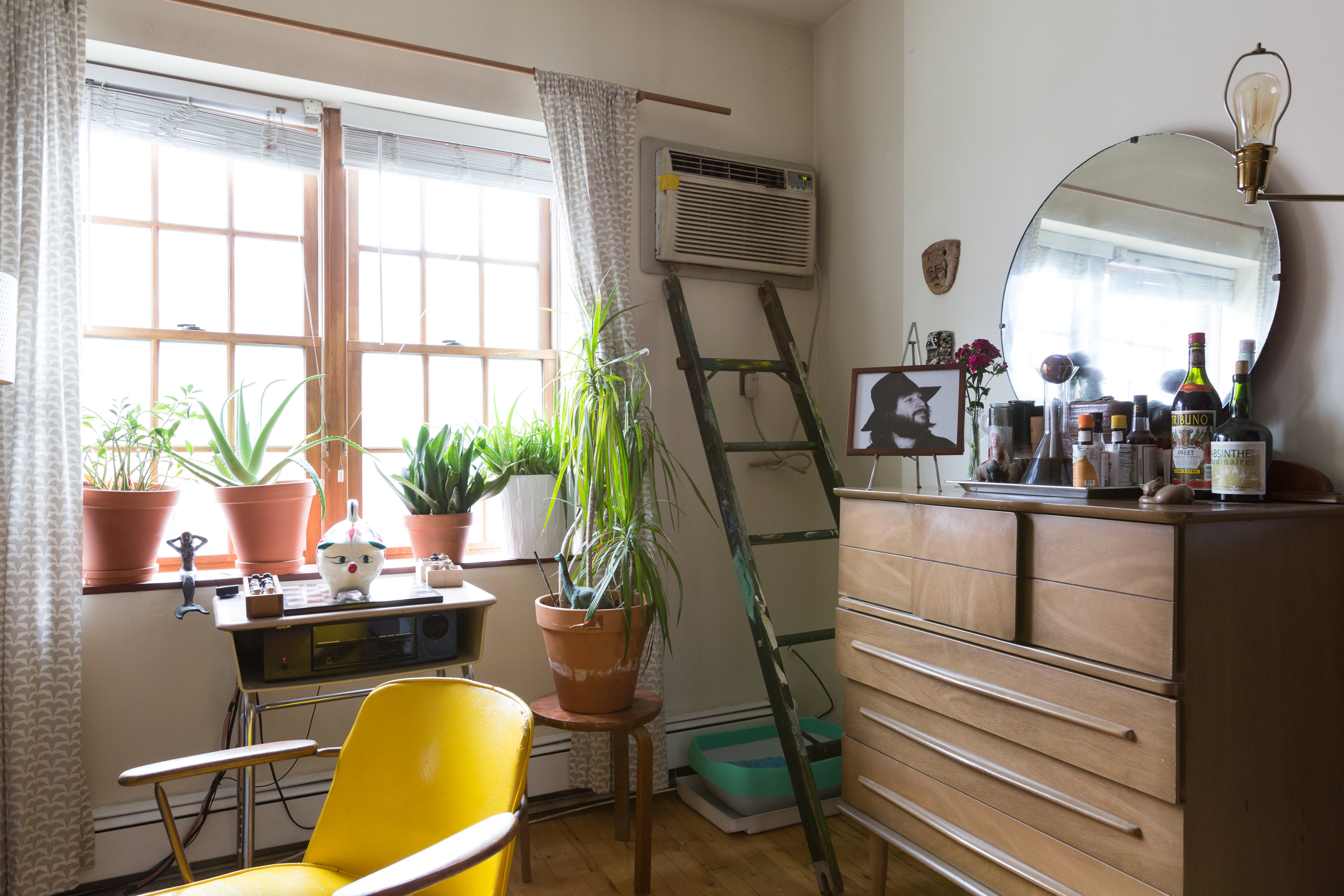 House Tour: A 450-Square-Foot Maximalist Brooklyn Studio | Apartment ...