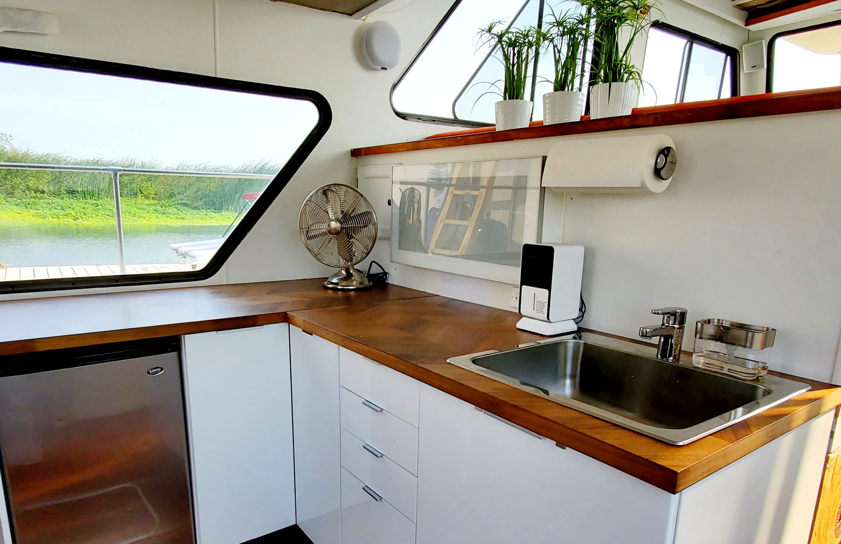 Remodeled Modern Houseboat Tour Photos | Apartment Therapy