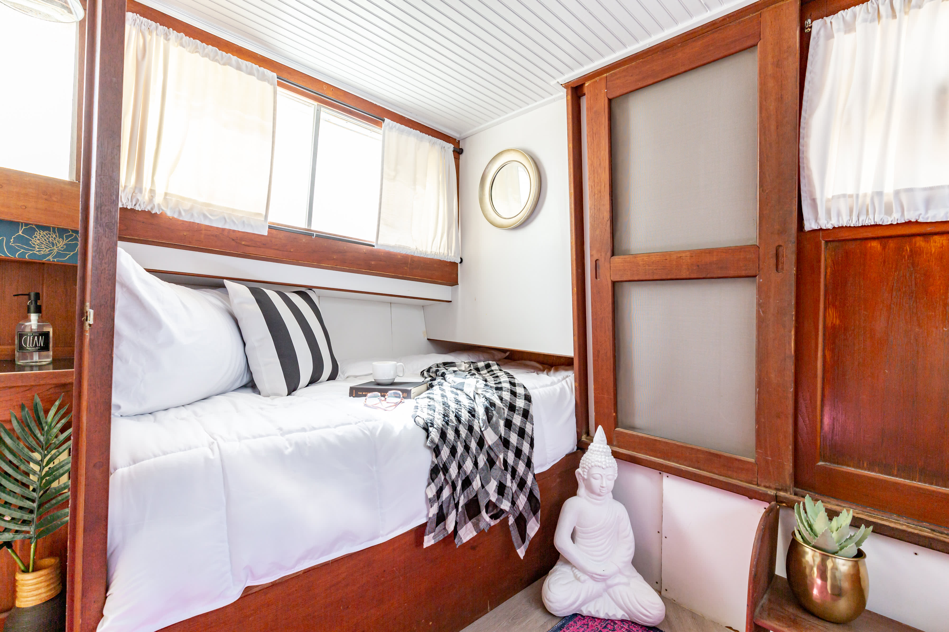 350-Square-Foot Modern Cozy Houseboat | Apartment Therapy