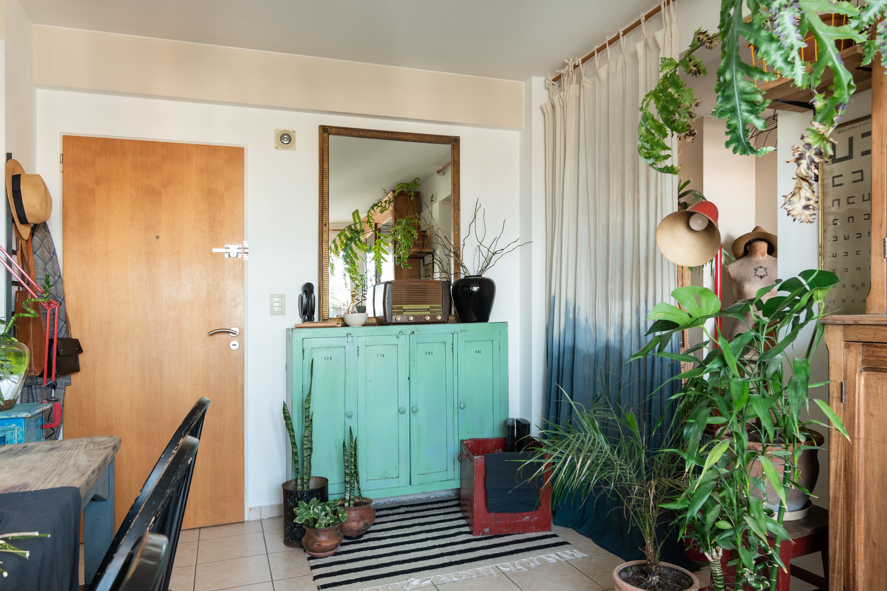 Renter-Friendly Ideas in a Small Shared Apartment | Apartment Therapy