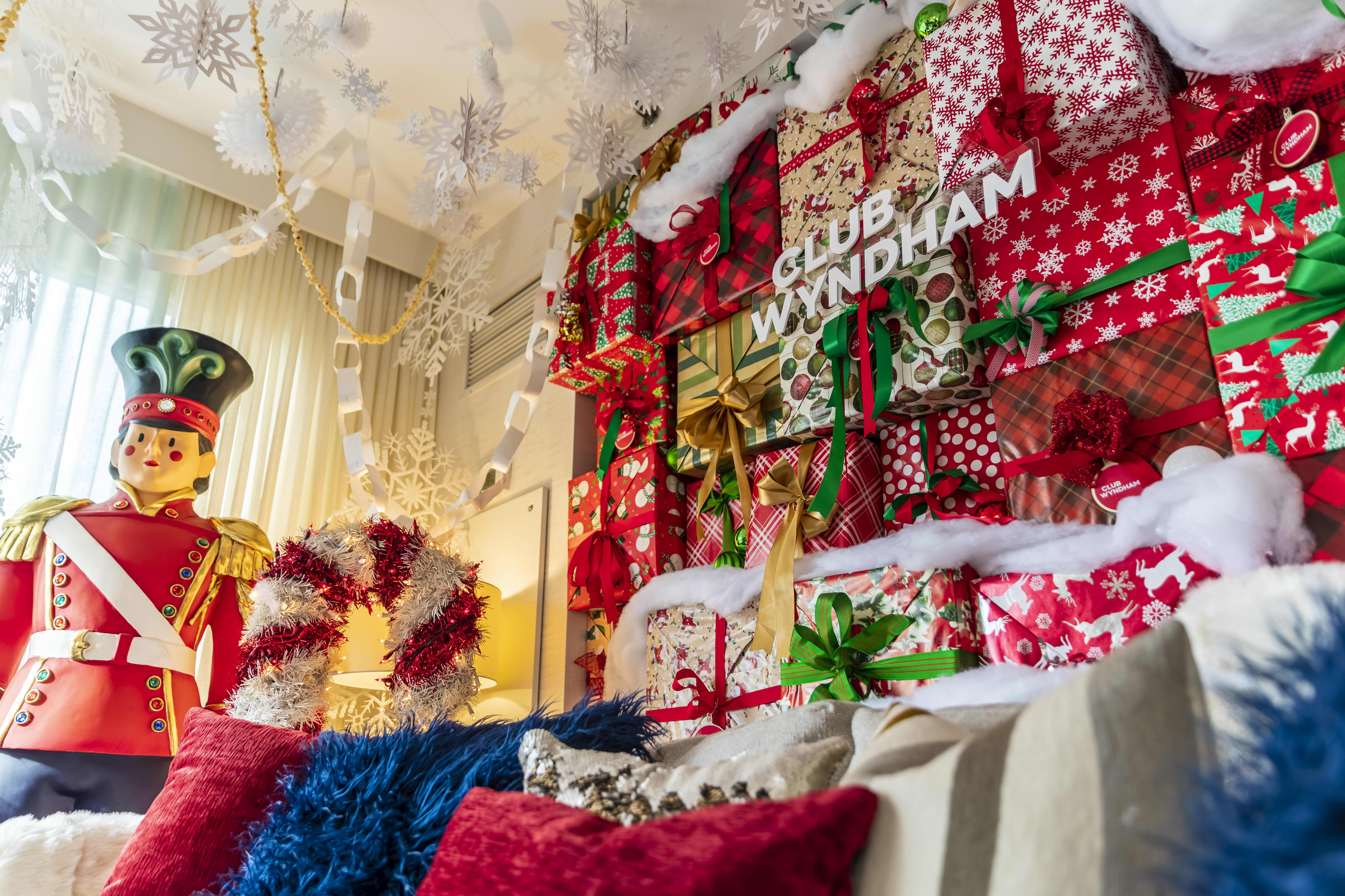 Buddy the Elf Holiday NYC Suite | Apartment Therapy