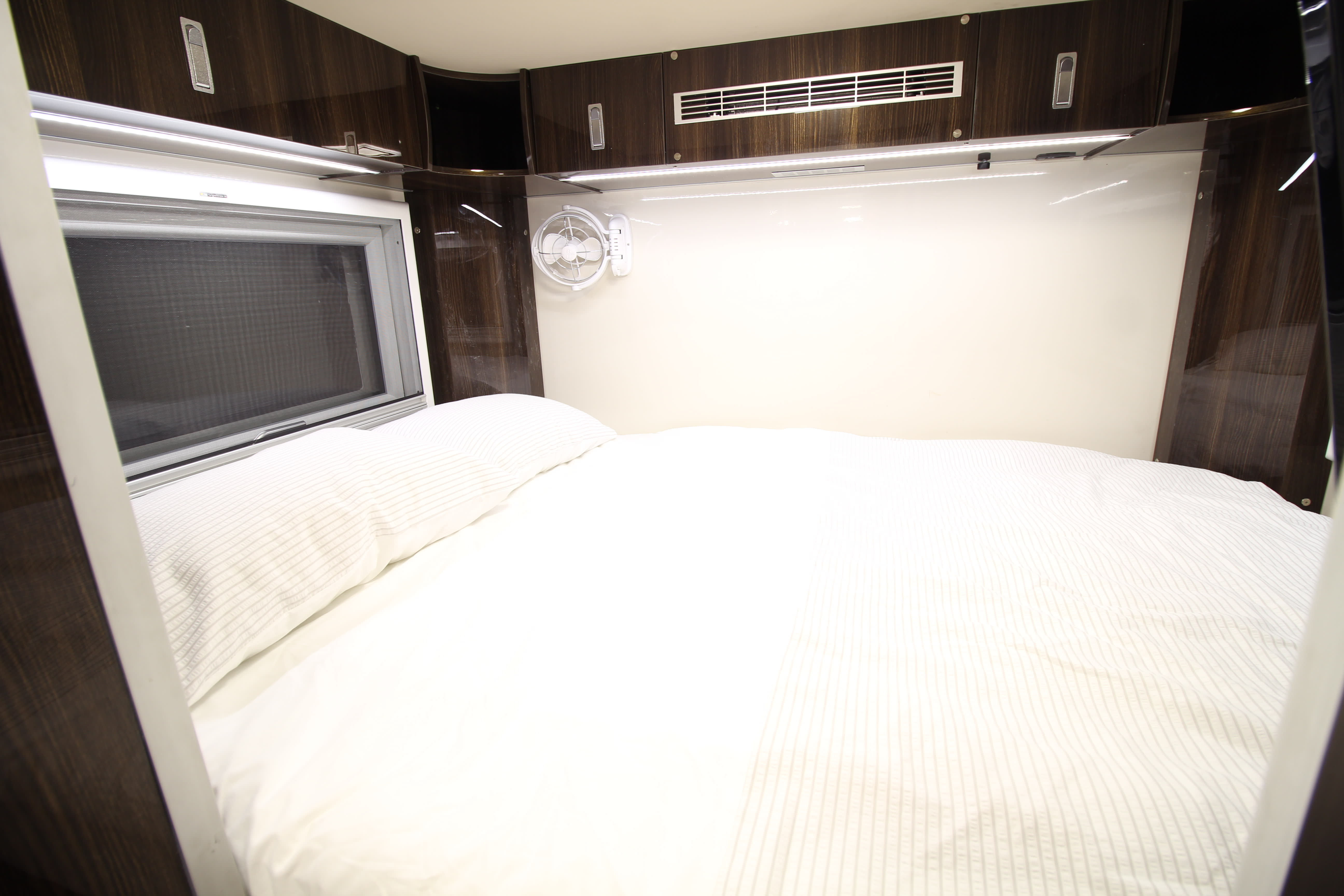 Look Inside This Massive Double Decker RV That Sleeps 10 People ...