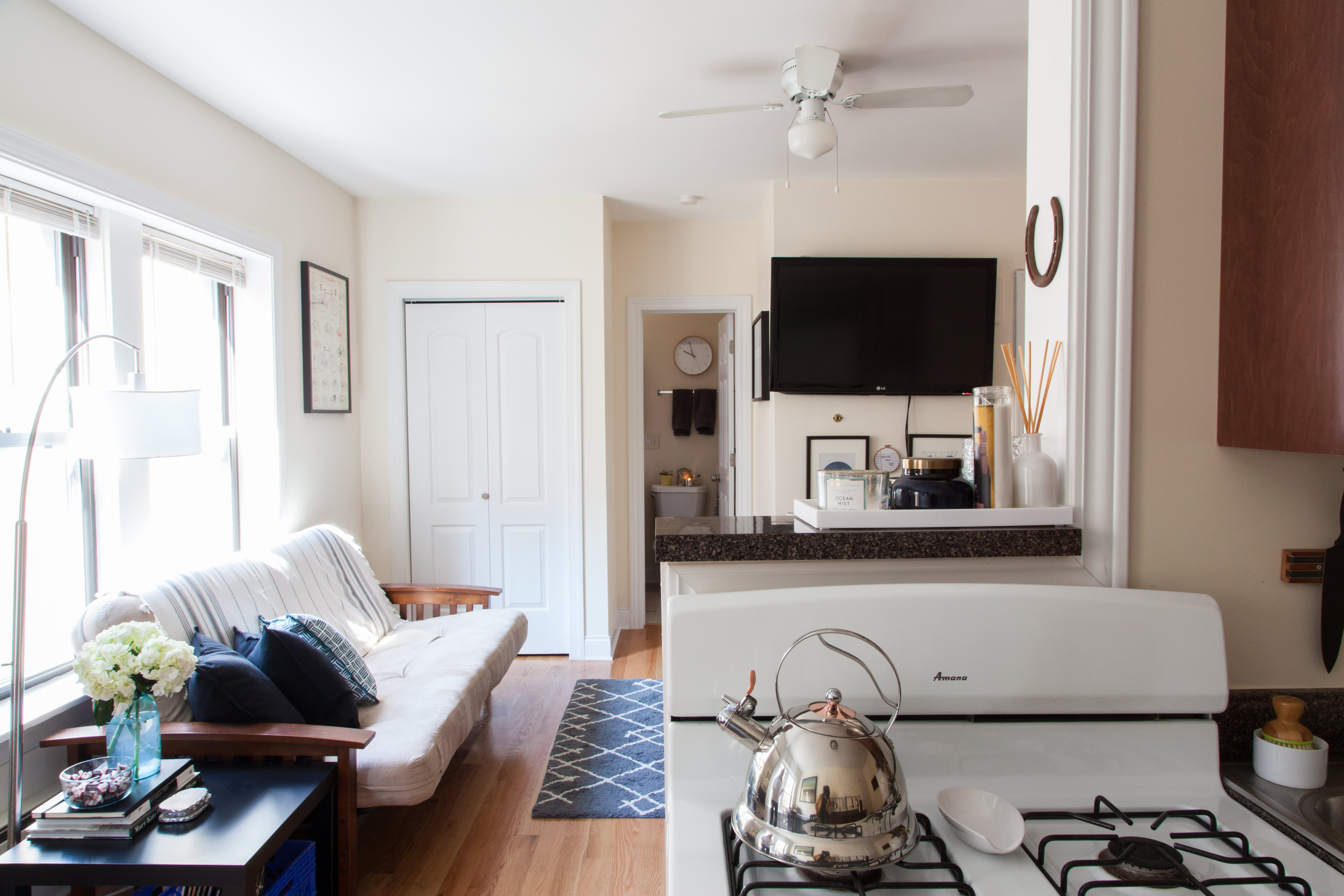 House Tour: A Light-Filled Chicago Studio | Apartment Therapy