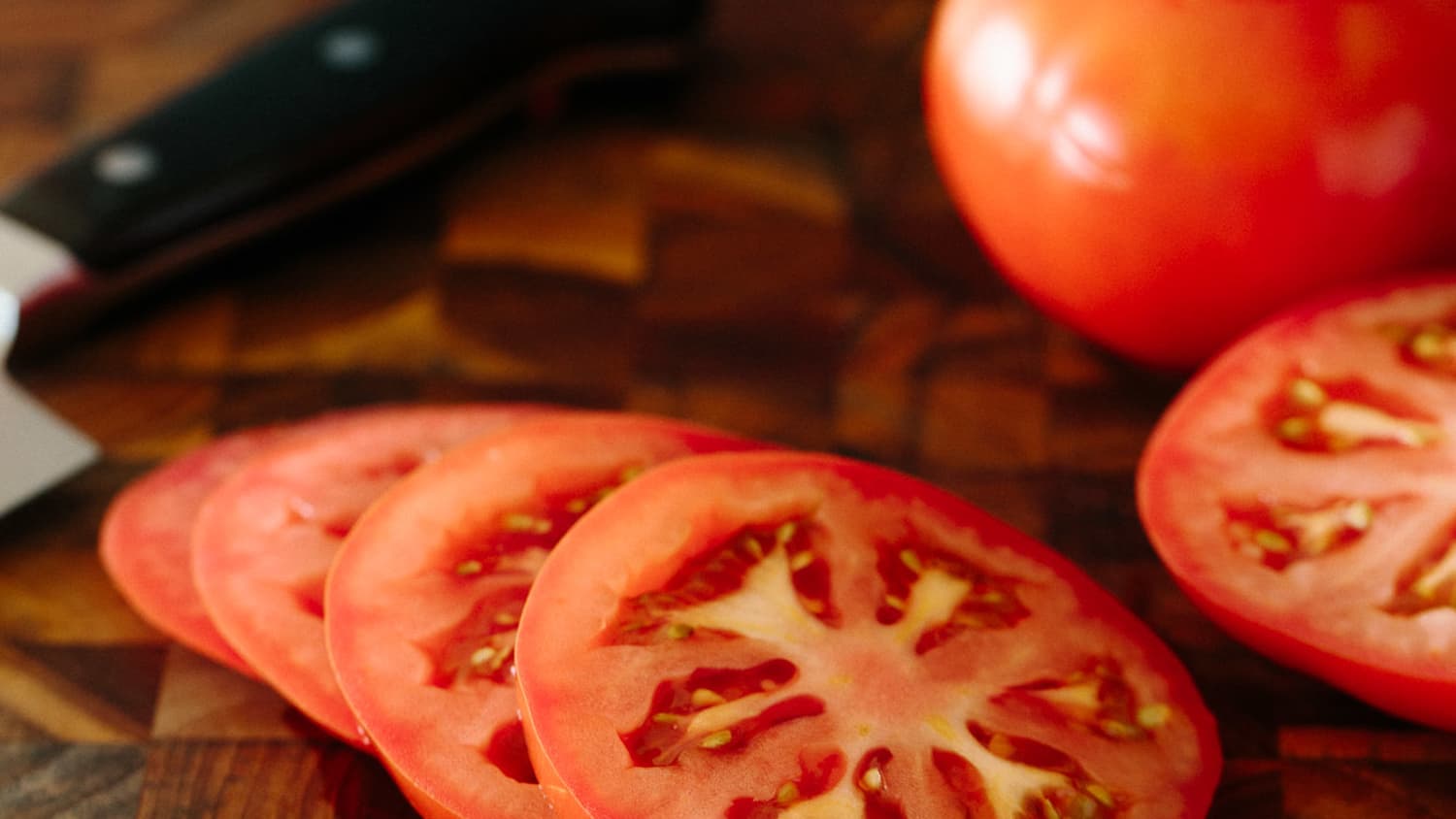 slicing tomatoes