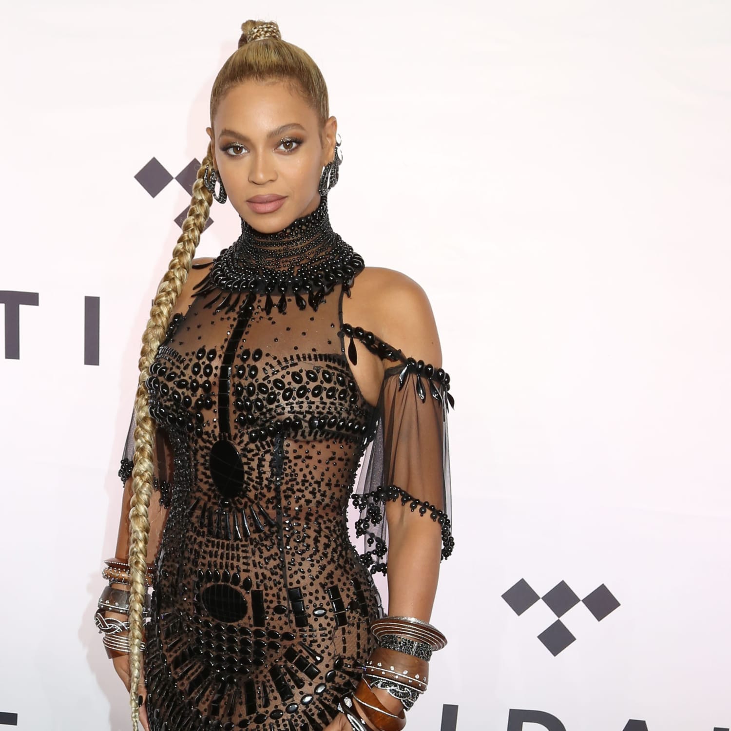 beyonce drinking straw