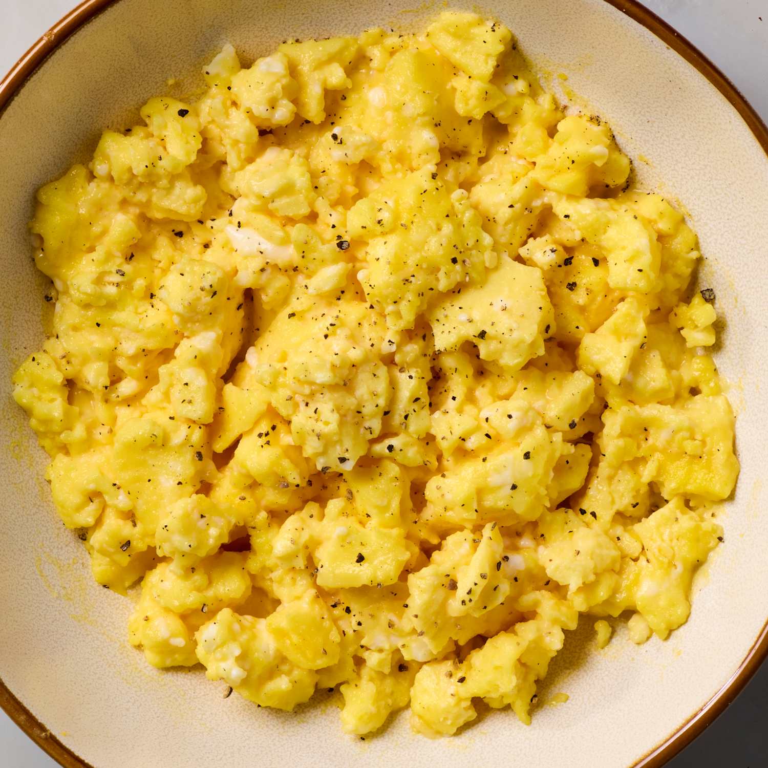 how to make scrambled eggs without milk in the microwave