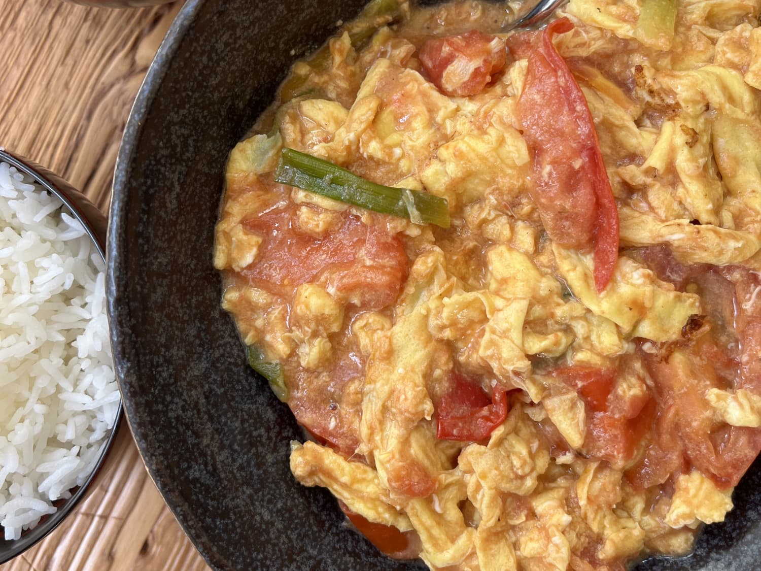 how do you make fried eggs with tomatoes