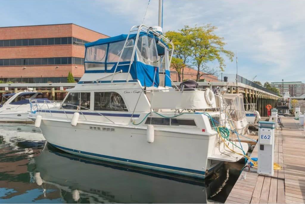 This Tiny Houseboat Packs A Lot Into 360 Square Feet | Apartment Therapy