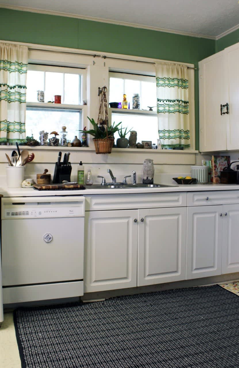 The Worst Thing You Can Do When Washing Greasy Pans, According to a ...