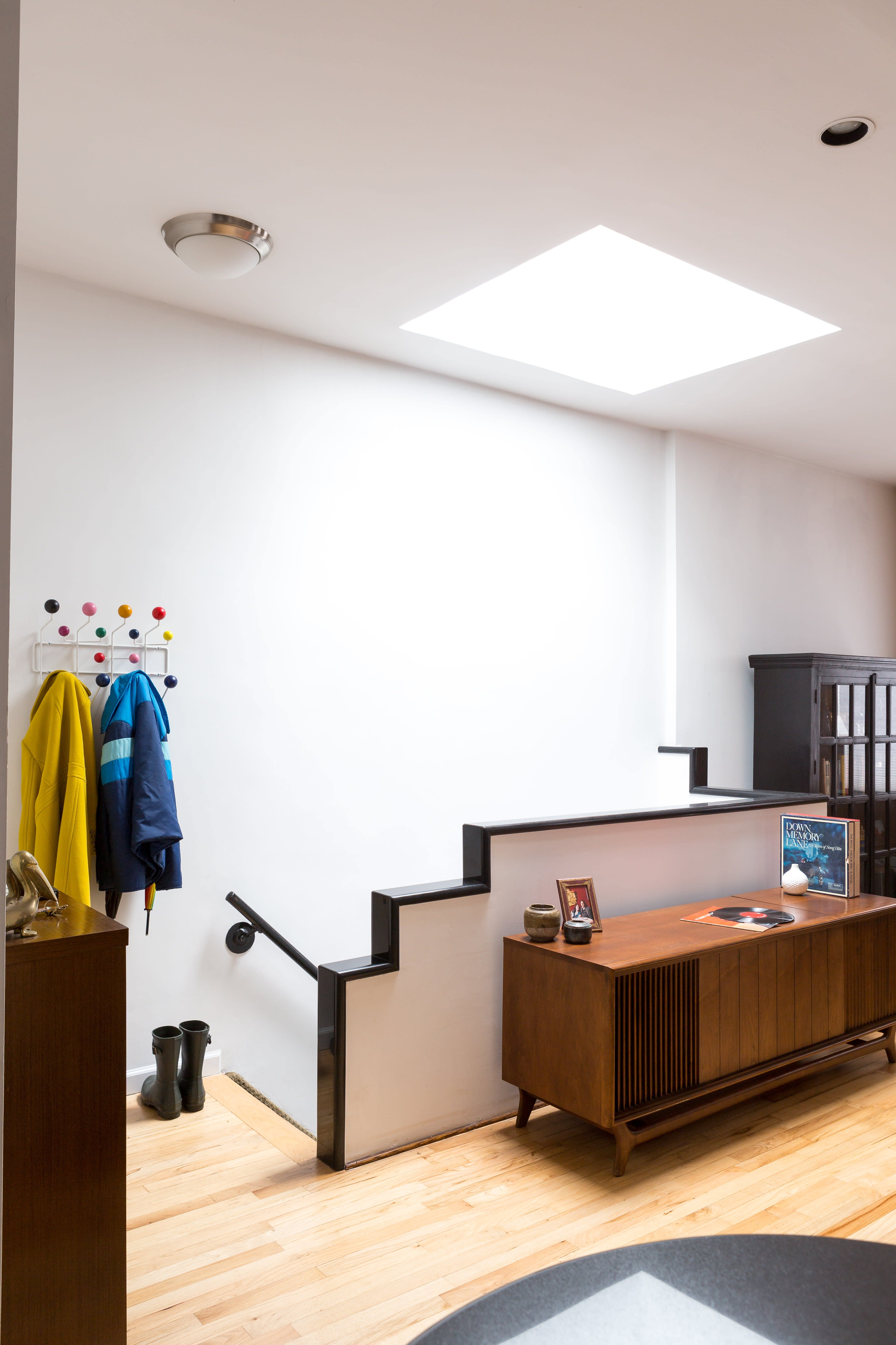 House Tour: A Musical & Mod Rental Apartment in Queens | Apartment Therapy