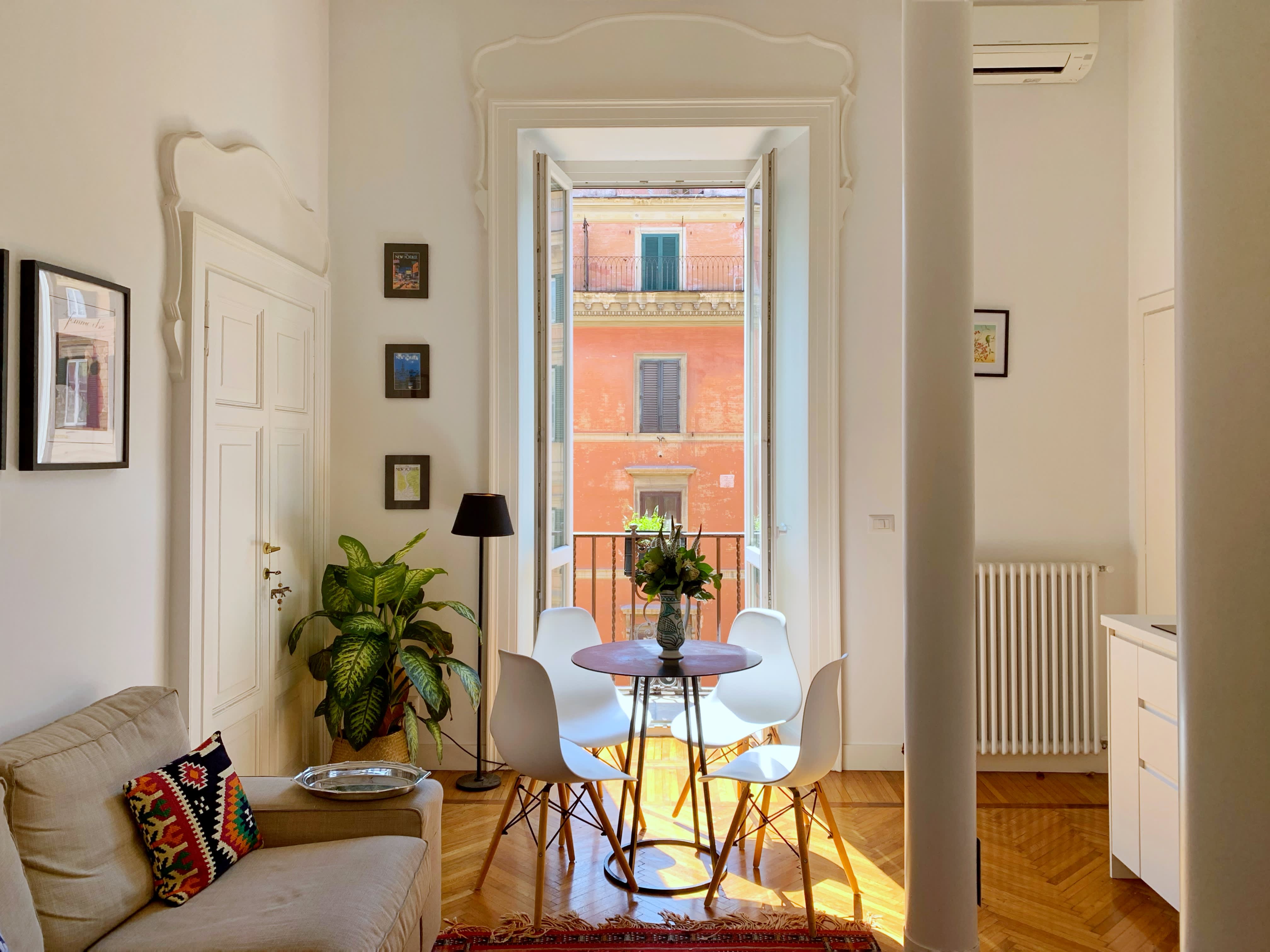 About Laura Itzkowitz | Apartment Therapy
