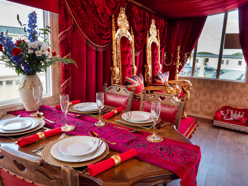 Parkdean Resorts Has a Buckingham Palace-Themed Mobile Home | Apartment ...