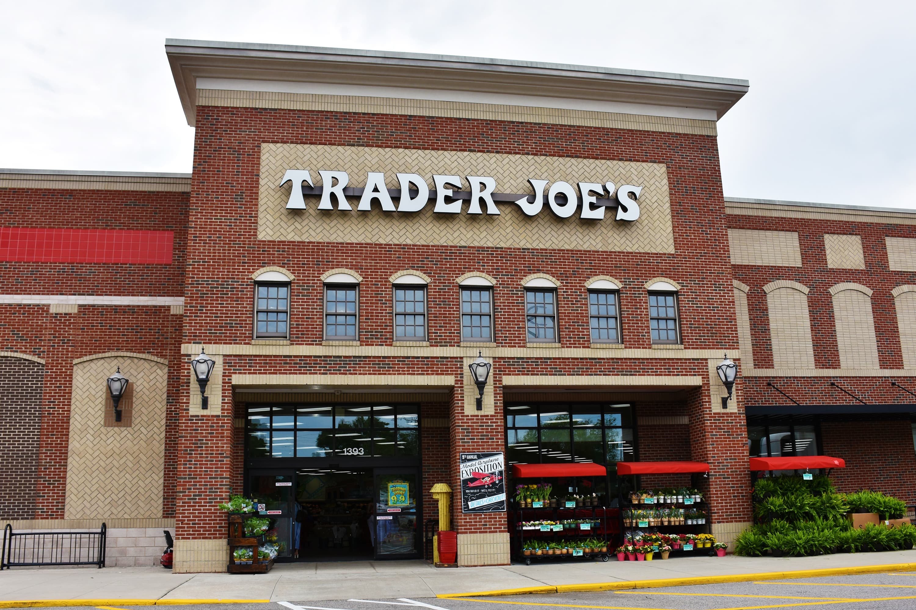 Trader Joe’s Just Brought Back Limited-Edition Tote Bags for Less Than $1 Each | The Kitchn