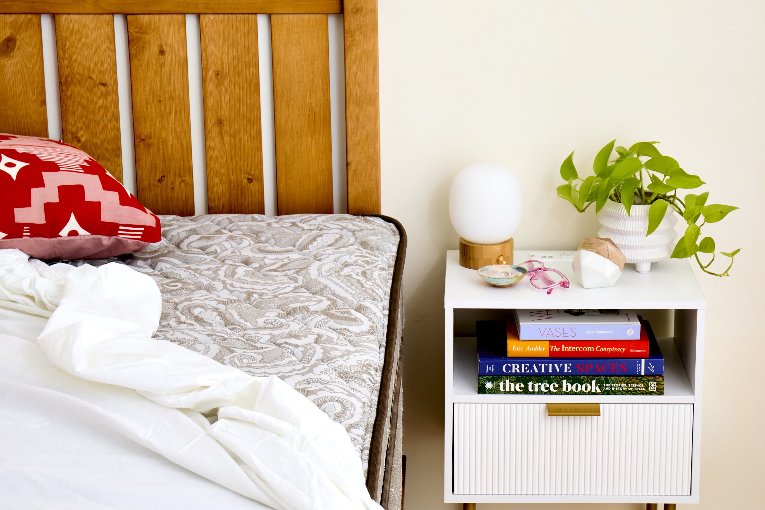 Under A Bed That Is Clean How To Clean Your Mattress Clean And