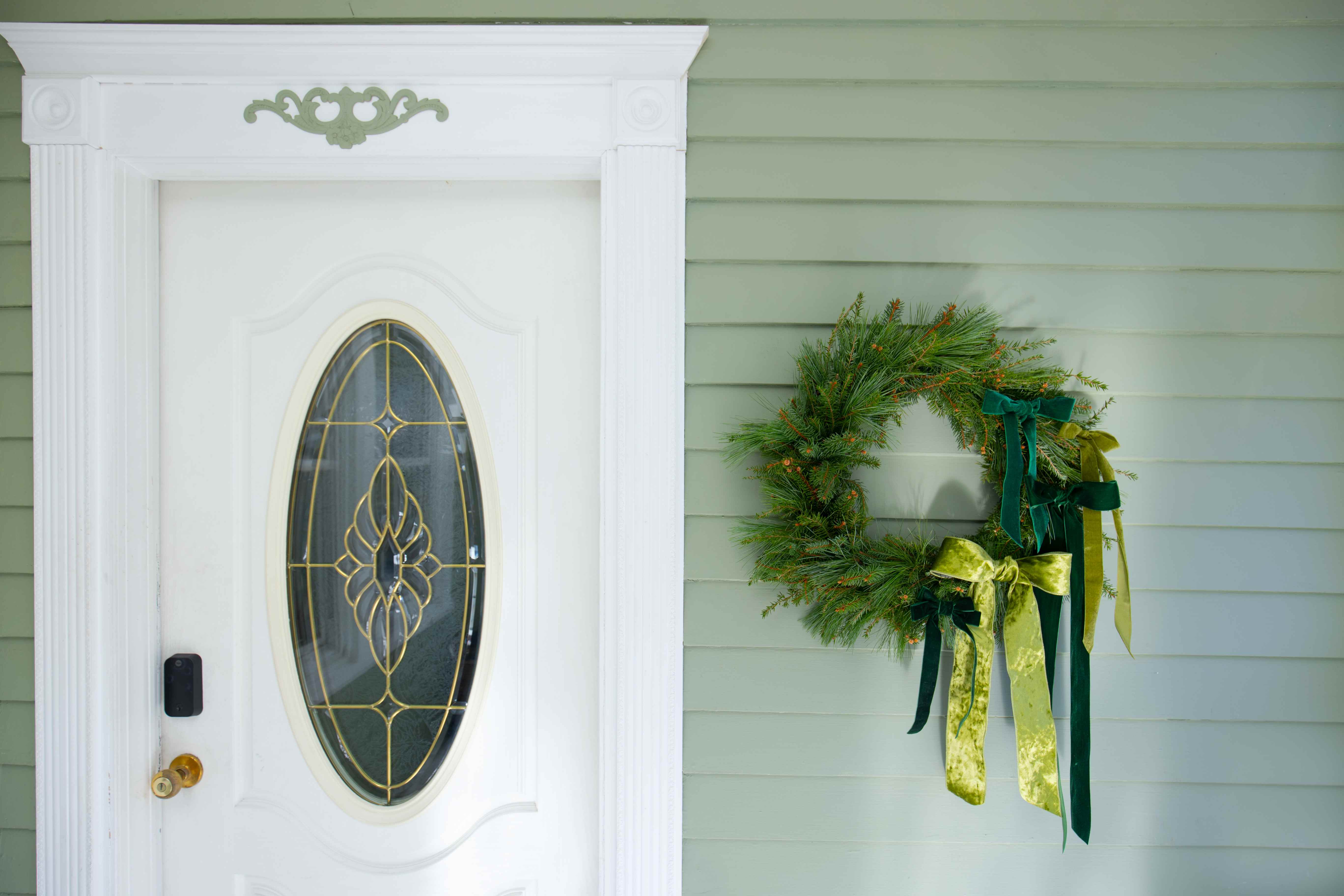 This Holiday Wreath Trend Is Proof That Bows Make Everything Better ...